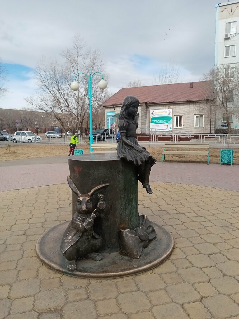 Park, sokak heykeli Алиса в стране чудес, Abakan, foto
