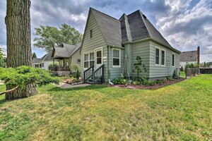 Lovely Dearborn Home w Gas Grill & Backyard! (U.S. Route 131), otel  Dearborn'dan