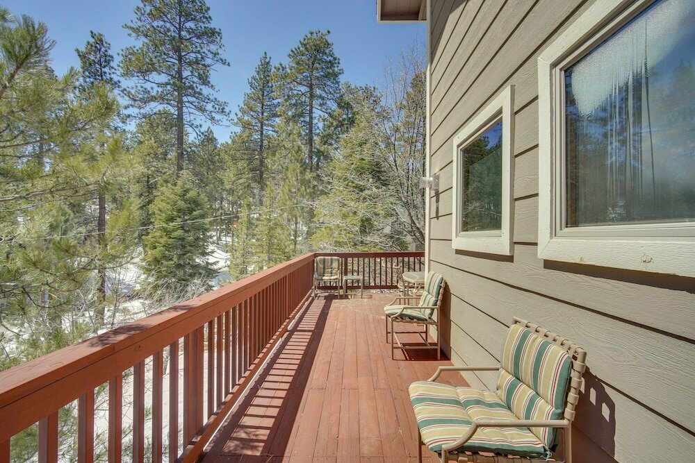 Otel Spacious Big Bear Cabin Rental - 1 Mi to Lake!, Big Bear Lake, foto