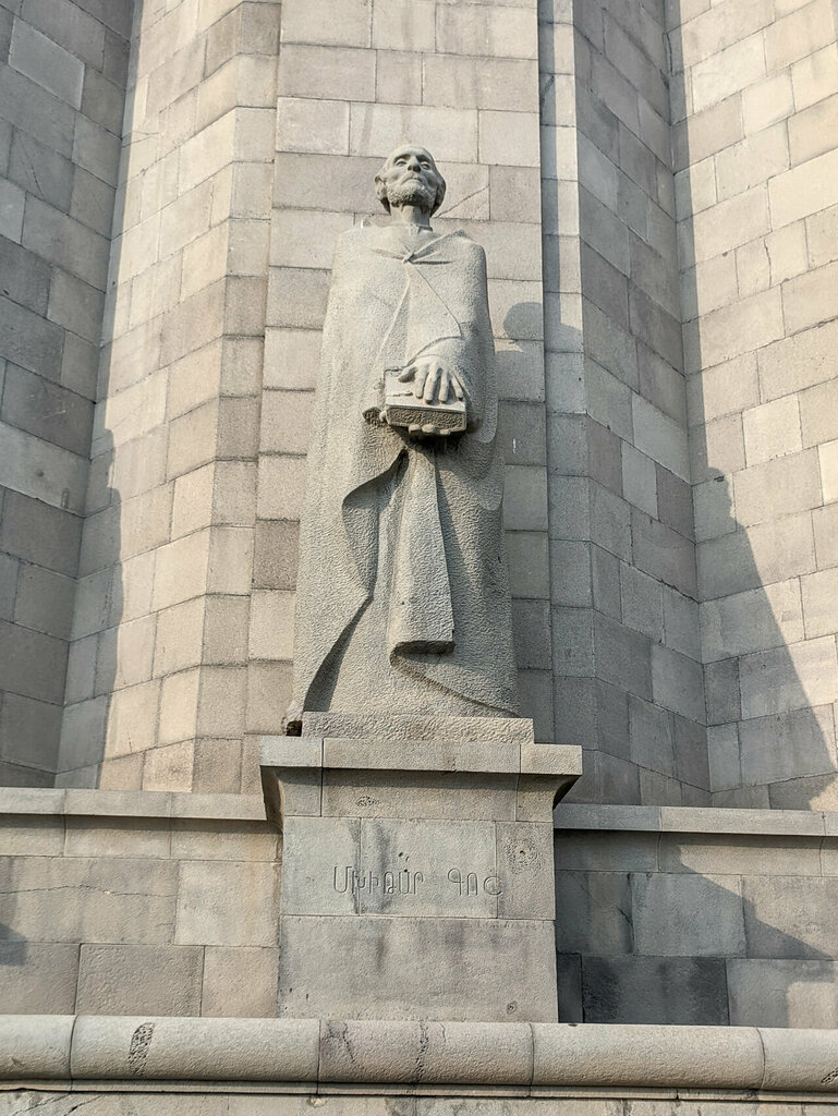 Anıt, heykel Monument of Mxitar Gosh, Erivan, foto