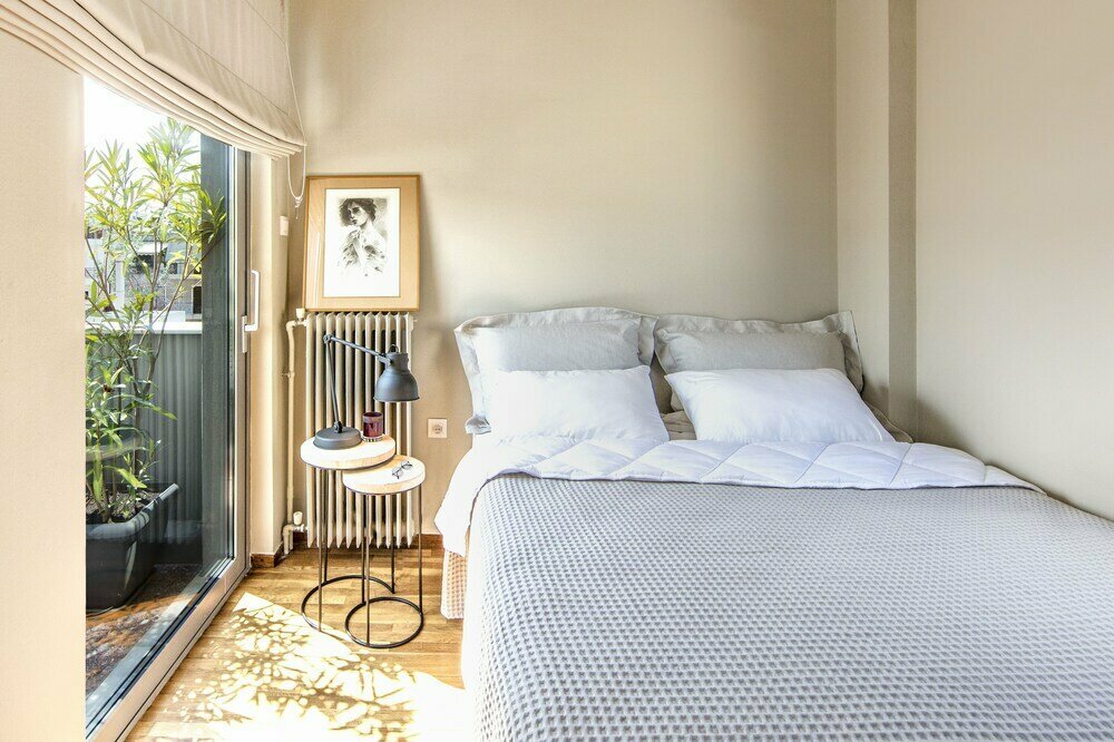 Otel Stylish Sunny Apartment 1 stop to City Center by VillaRentalsgr, Atina, foto