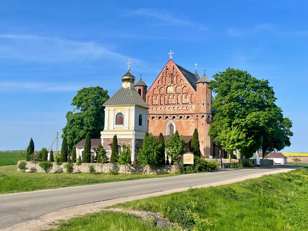 Emlak ofisi Церковь-Крепость XV Века Боронного Типа в Деревне Сынковичи, Grodnenskaya oblastı, foto