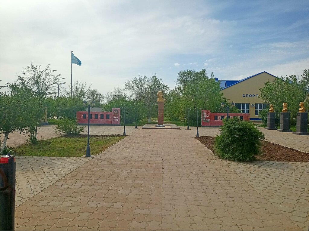 Anıt, heykel M. Mametova, Batı Kazakistan eyaleti, foto
