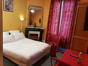 Hôtel Riviera (Rue de l'Intendance No:5, Vichy), otel  Vichy'den
