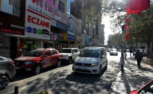 Edremit Meydani (Balıkesir, Edremit, Çayiçi Cad.), park, sokak heykeli  Edremit'ten