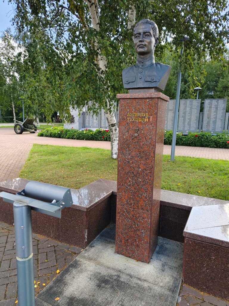 Anıt, heykel Герою Советского Союза Тулебаю Ажимову, Surgut, foto