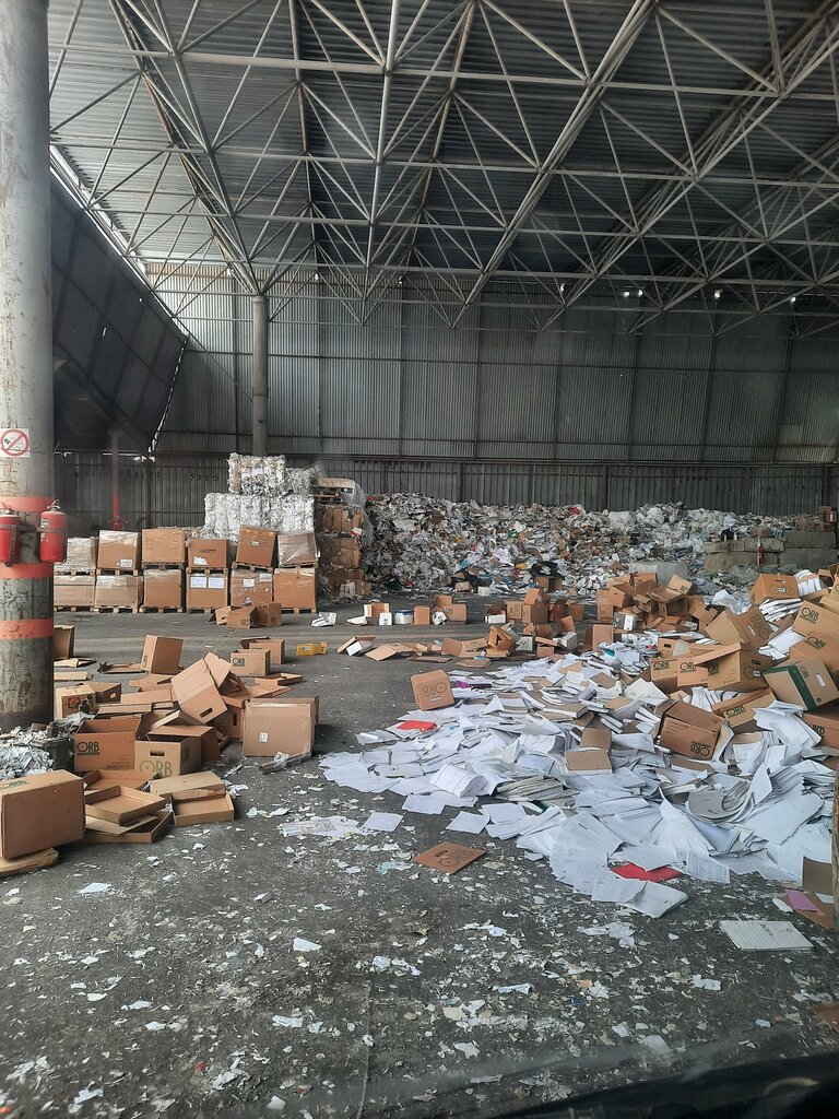 Atık kağıtların alınması Priem makulaturi, Moskova, foto