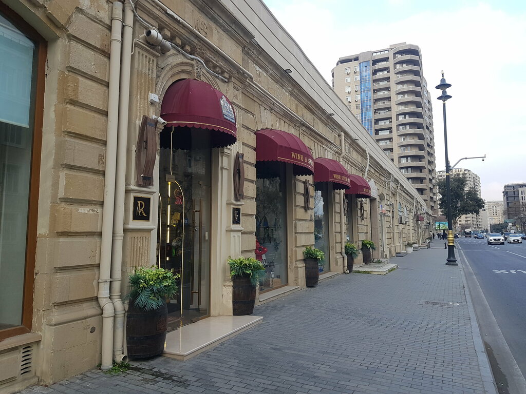 Alkollü içecekler Röyal Group, Bakü, foto