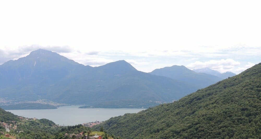 Otel Ostello Dosso del Liro, Lombardiya, foto
