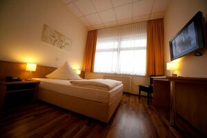 Hotel Zur Rebe (Hesse, Main-Taunus-Kreis, Hochheim am Main, Frankfurter Straße, 11), otel  Hesse'den