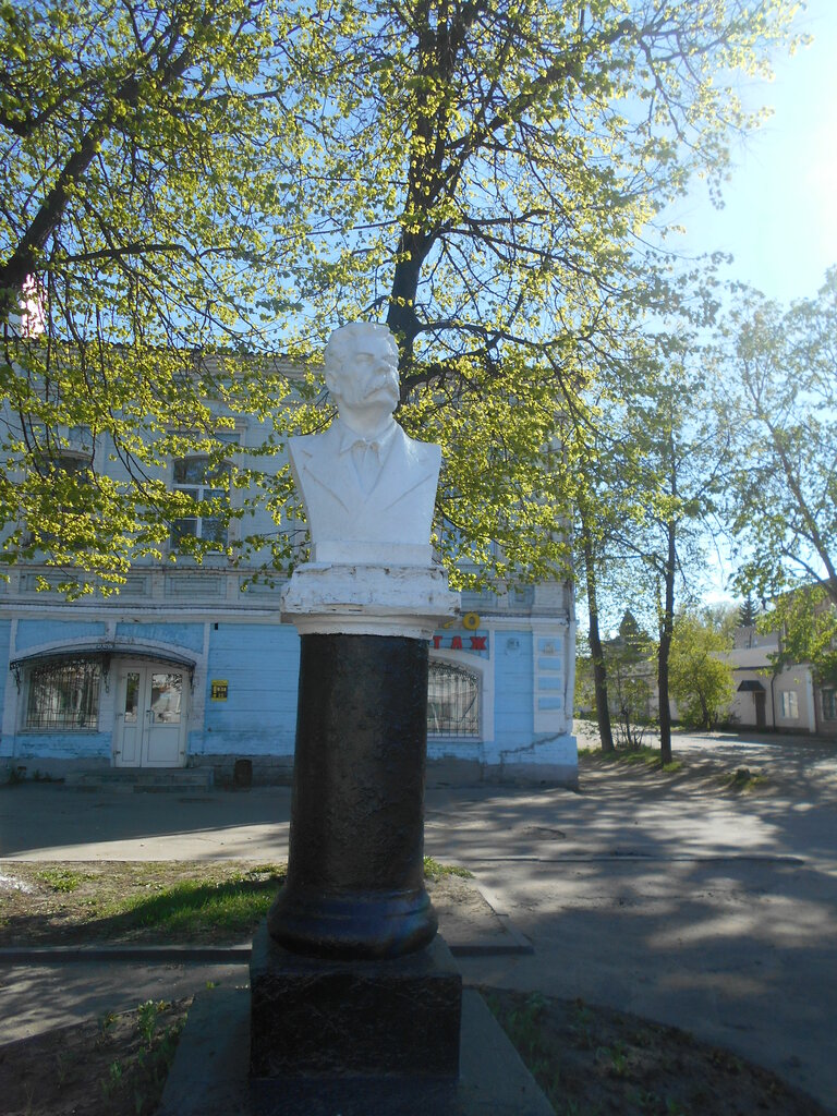 Anıt, heykel М. Горький, Viazniki, foto