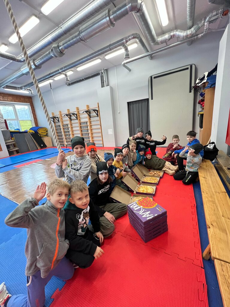 Dans okulları North Hustles Break, Kudrovo, foto