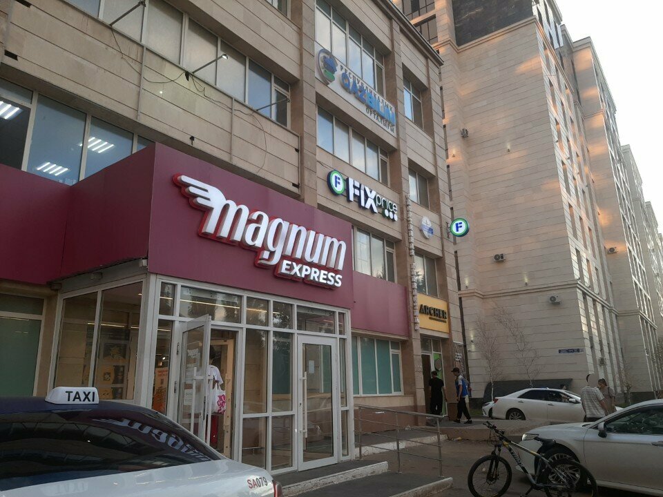 Parsel otomatı Kaspi Postomat, Astana, foto