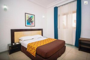 Hotel Le Pelican (Rue de la Roche No:2, Pontoise), otel  Lome'den