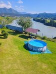 Dom (Naberezhnaya ulitsa No:1, selo Chemal), otel  Altay Cumhuriyeti'nden