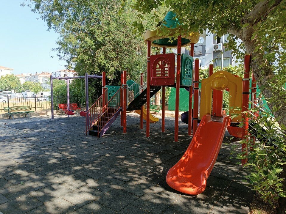 Çocuk oyun ekipmanları Nimet Oğuz Parkı, İzmir, foto