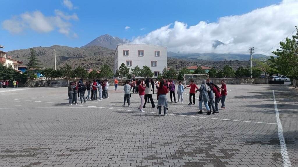Ortaokul Karakapı Durmuş Balarban Ortaokulu, Altunhisar, foto