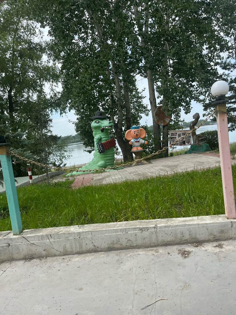 Park, sokak heykeli Гена и Чебурашка, Novosibirsk, foto
