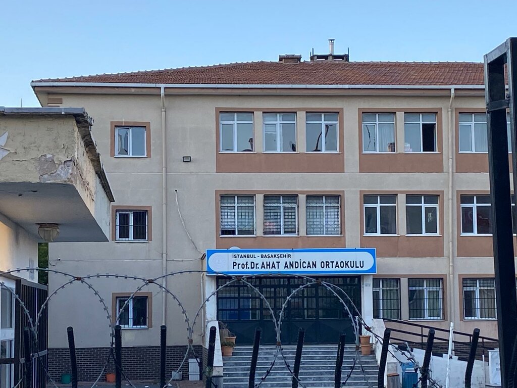 Ortaokul Prof. Dr. Ahat Andıcan Ortaokulu, İstanbul, foto