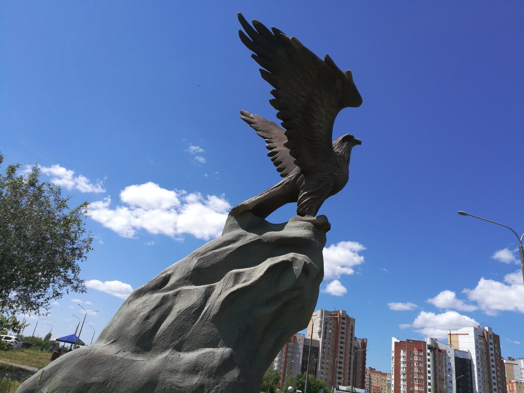 Park, sokak heykeli Памятник орла им. Тимура Тюякбаева, Orenburg, foto