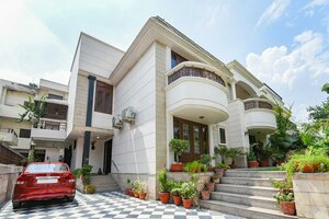 Oyo 18606 Home@b74 (State of Uttar Pradesh, Noida, Sektor 51), otel  Noida'dan
