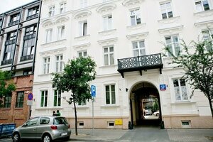 Attic Studio (Warszawa, ulica Hoża, 57), otel  Varşova'dan
