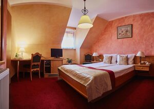 Hotel pod Cizemka (Swietokrzyskie Voivodeship, Powiat Sandomierski, Sandomierz, Ulica Mały Rynek), otel  Sandomierz'den