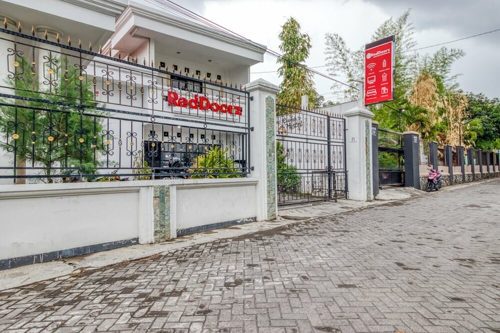 Otel RedDoorz Plus near Stadion Mandala Krida, Yogyakarta, foto