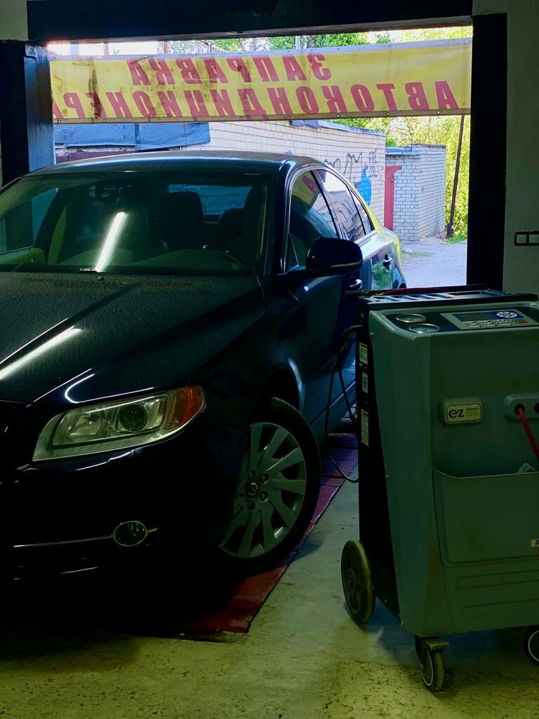 Araba klimalarının yakıt ikmali Refilling The Air Conditioner, Saratov, foto