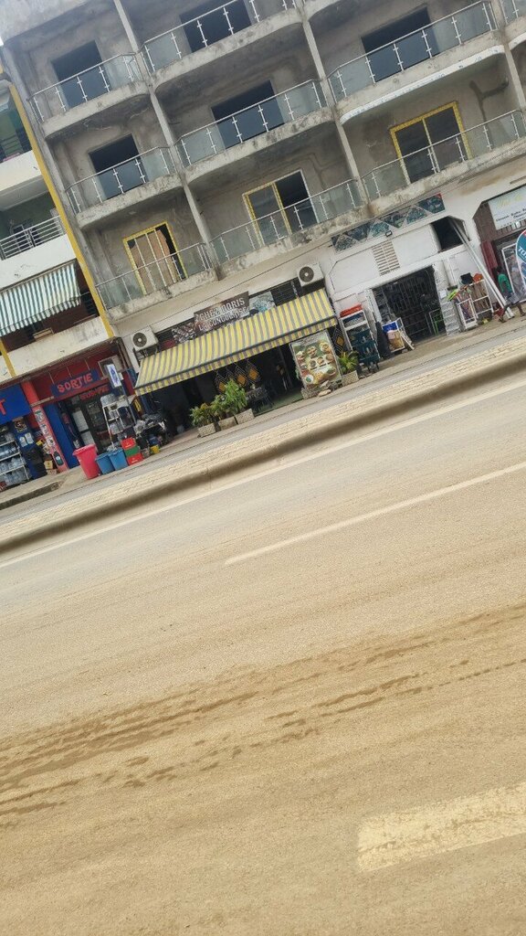 Kafe Lounge Resto Chez Doris The Congolese, Abican, foto