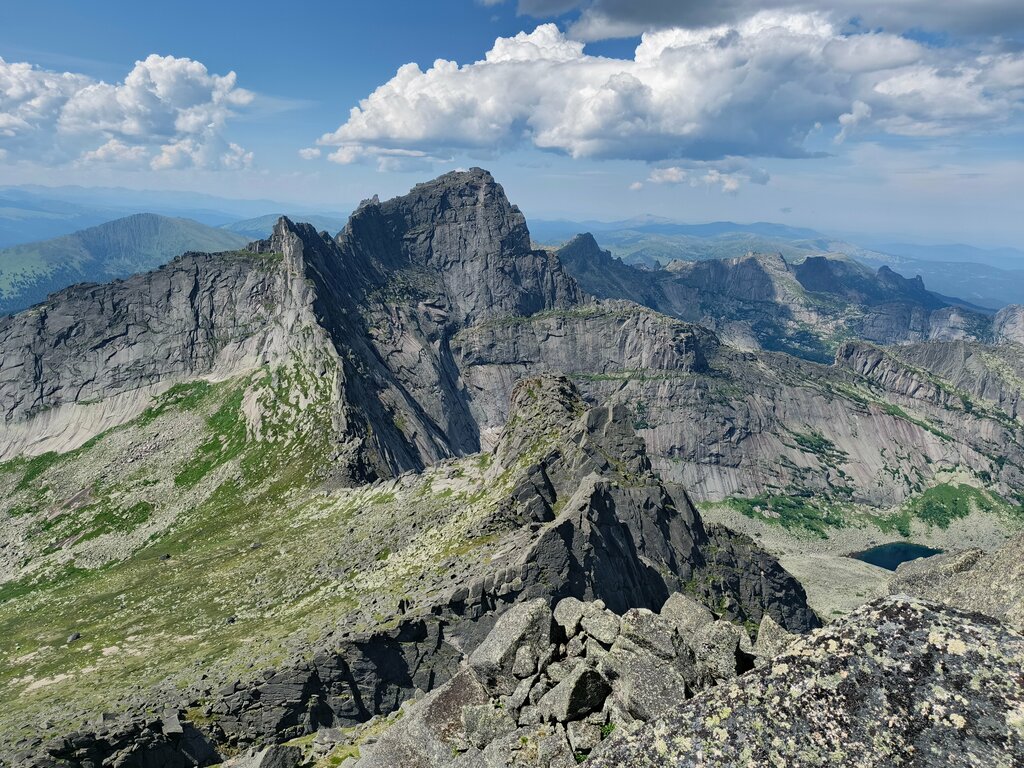 Dağ zirvesi Пик Динозавр, Krasnoyarski krayı, foto