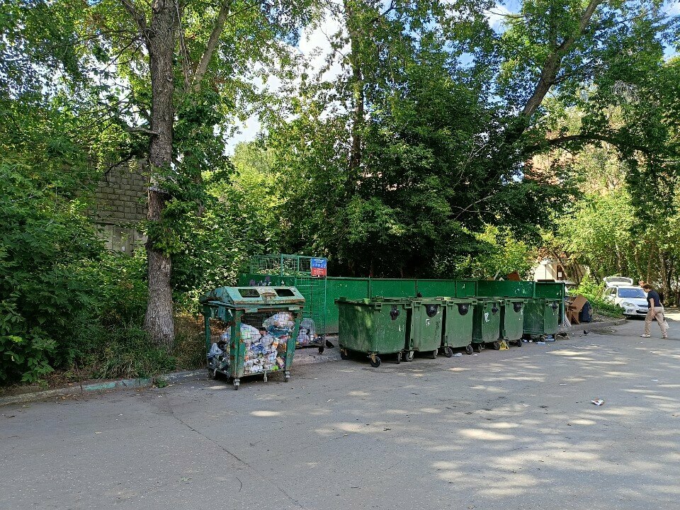 Ayrı çöp toplama noktası Пункт приема пластика, стекла, Novosibirsk, foto