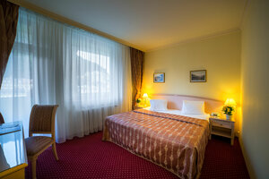 Interhotel Central (Karlovarský kraj, Karlovy Vary, Divadelní náměstí), otel  Karlovy Vary'den