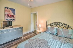 Family Home: Walk to Downtown & Stetson Univ! (Florida, Volusia County, North Deland), otel  Florida Eyaleti'nden