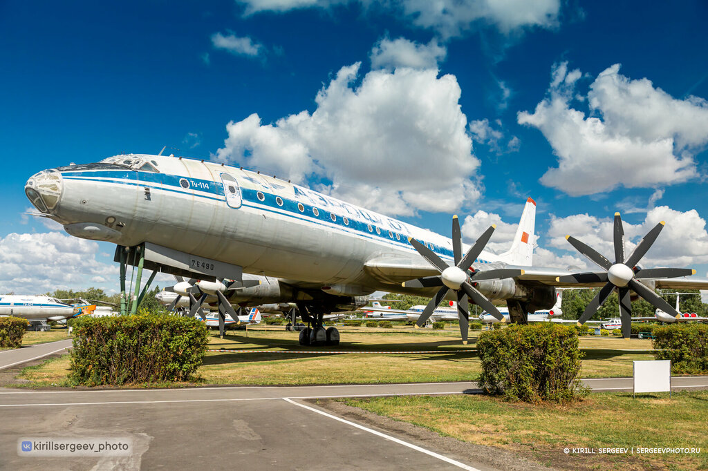 Teknoloji anıtı Tupolev Tu-114 Rossiya, Ulyanovsk, foto