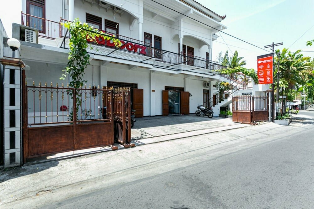 Otel RedDoorz near Puro Mangkunegaran, Surakarta, foto