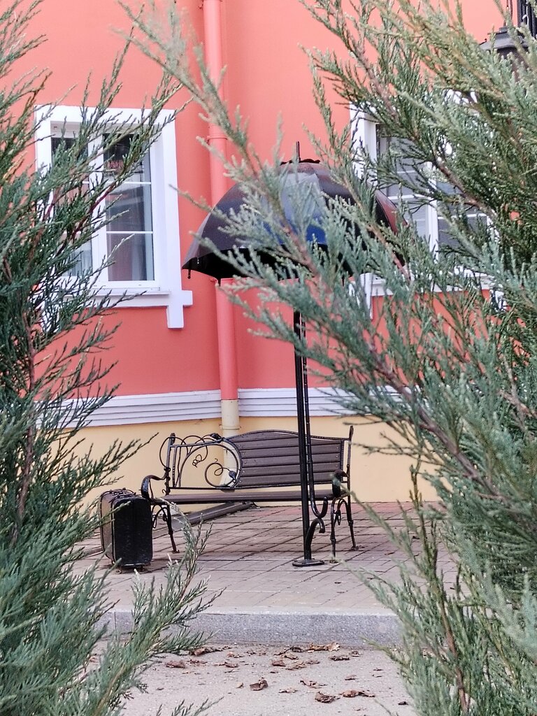 Park, sokak heykeli Скамейка под зонтиком, Gatchina, foto