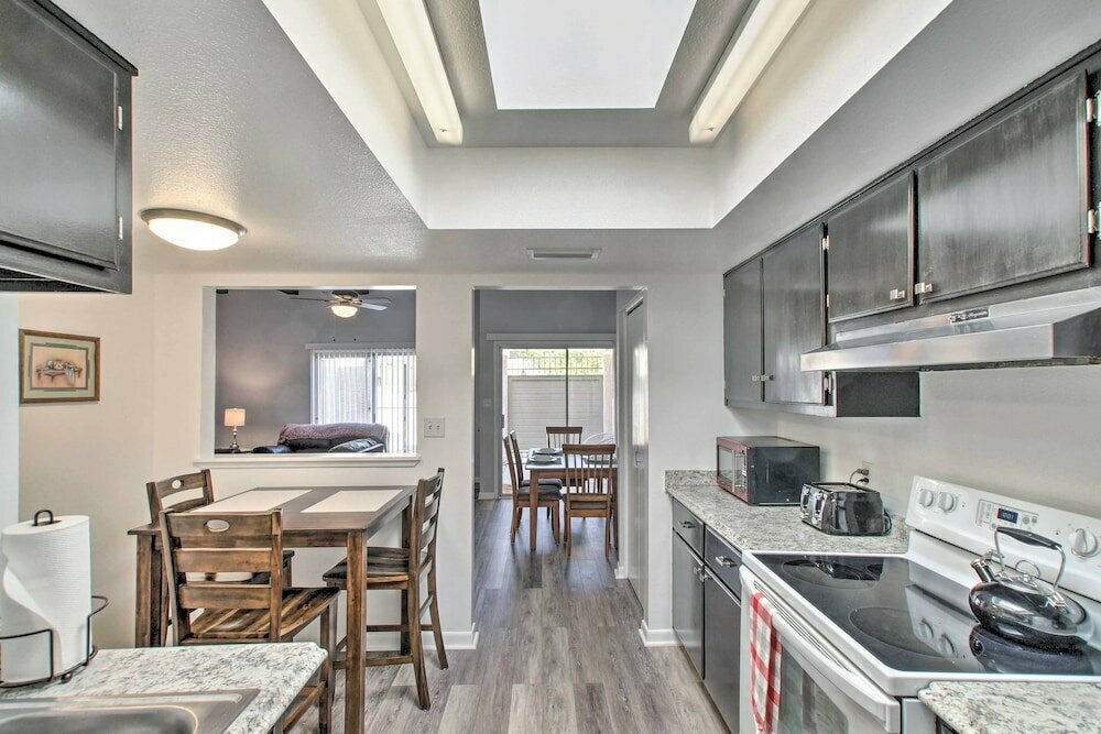 Otel Cozy Family Retreat w Patio - Walk to Sloan Park!, Tempe, foto