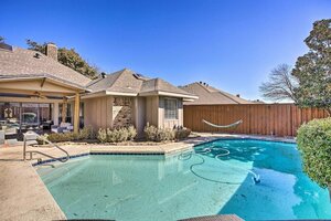 Modern Plano Home 4 Mi to Adventure Landing (Texas, Collin County, Plano, West Plano Parkway), otel  Plano'dan