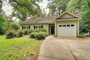 Charming Wilmington Home w Patio ~ 7 Mi to Beach! (North Carolina, New Hanover County, City of Wilmington, Wilmington Downtown Riverwalk), otel  Wilmington'dan