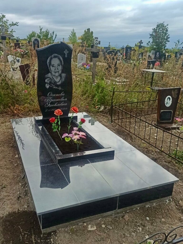 Heykel ve mezarlık taşı üreticileri Monuments and fences, Ufa, foto