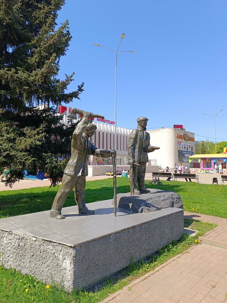 Anıt, heykel Геологи-первопроходцы, Jeleznogorsk, foto
