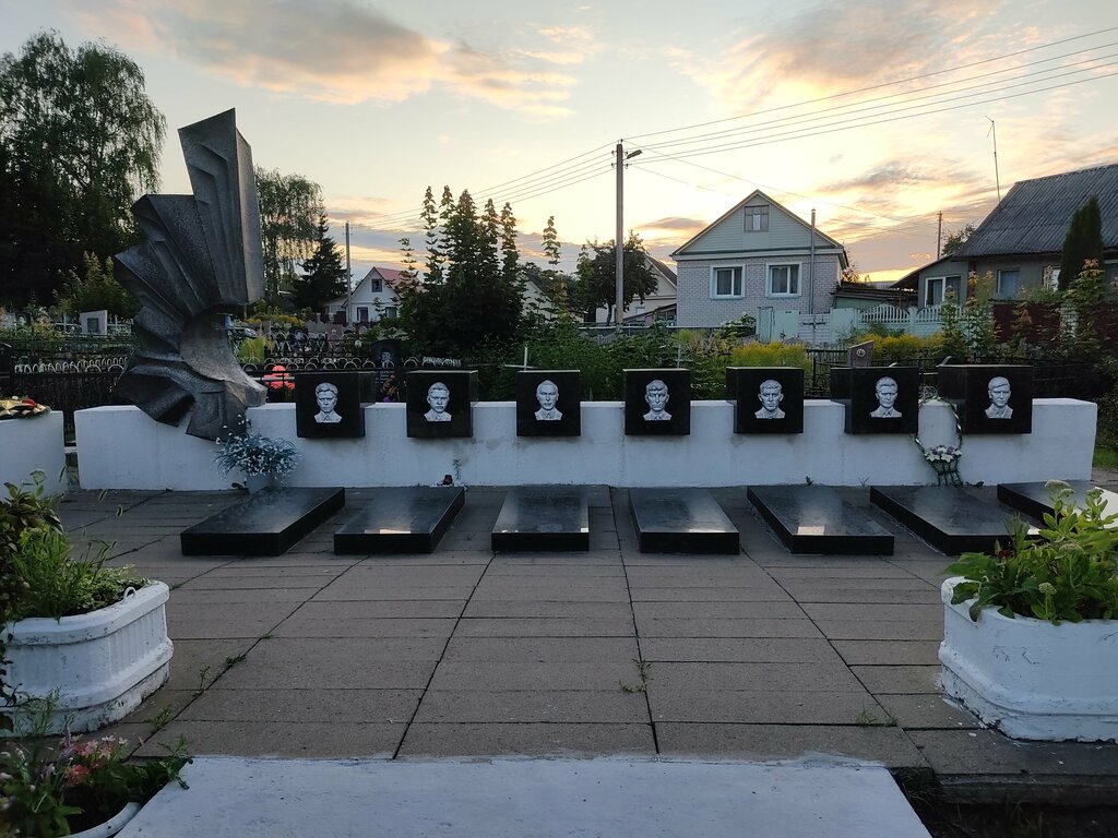 Anıt, heykel Экипаж самолёта Ил-76, Vitebsk, foto