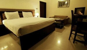 Royal Elegance Hotel (Zafar Ali Road No:22A, Gulberg V, Lahore), otel  Lahor'dan