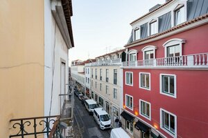 Altido Bold & colourful 1-bed flat at the heart of Chiado (Rua Nova da Trindade No:26), otel  Lizbon'dan