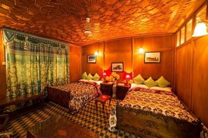 Swan Group Of Houseboats (Jammu and Kashmir, Srinagar), otel  Srinagar'dan