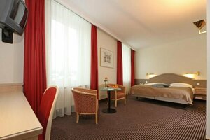 Seehotel Waldstaetterhof Swiss Quality (Schwyz, Ingenbohl, Waldstaetterquai, 6), otel  Schwyz'dan
