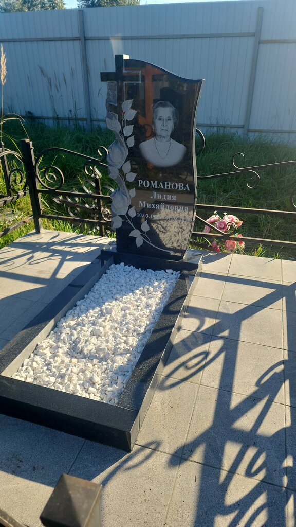 Heykel ve mezarlık taşı üreticileri Stone-Servis, Krasnoznamensk, foto