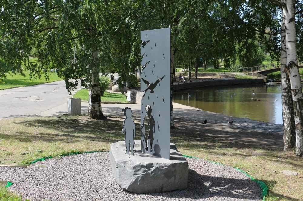 Park, sokak heykeli Арт-объект Чужих детей не бывает, Petrozavodsk, foto