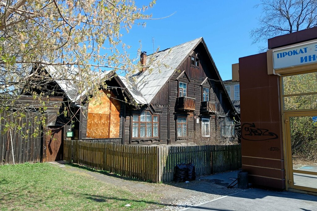 Turistik yerler Комплекс брусковых коттеджей М.В. Рейшера, Yekaterinburg, foto